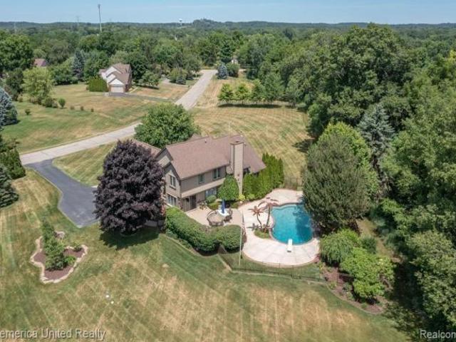 house with 4 bedroom, White Lake MI ES88248123