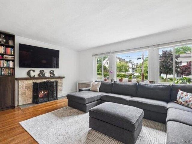 house with 4 bedroom, White Plains NY ES104903334