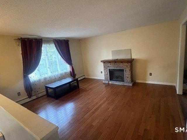 house with 4 bedroom, Windsor Locks CT ES104810244