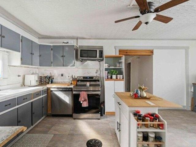house with 4 bedroom, Windsor VT DLS102775554