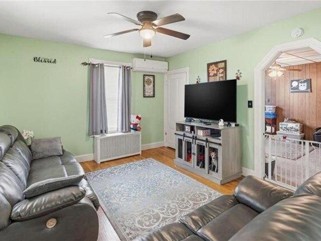 house with 4 bedroom, Woonsocket RI DLS102121302