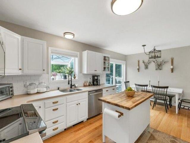 house with 4 bedroom, Wolfeboro NH ES105115925