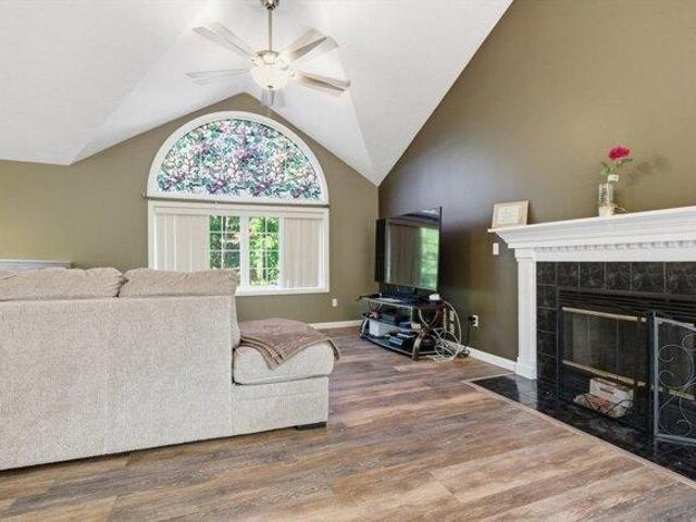 house with 4 bedroom, Worcester MA ES105123131