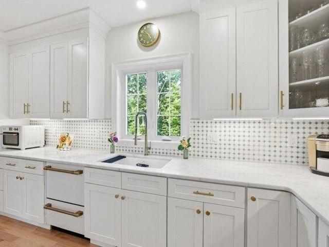 house with 4 bedroom, Worcester MA ES105127792
