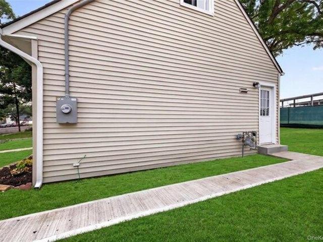 house with 4 bedroom, Wyandanch NY ES105292389
