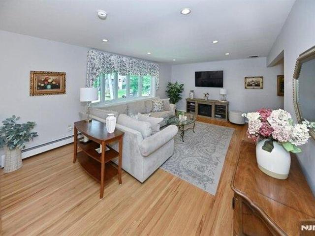 house with 4 bedroom, Wyckoff NJ DS104410611