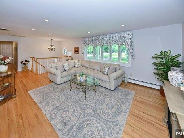 house with 4 bedroom, Wyckoff NJ ES104410611