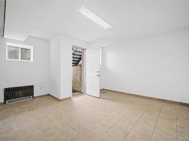 house with 4 bedroom, Astoria NY ES105203368