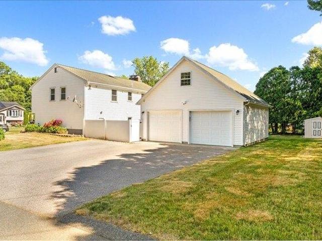 house with 4 bedroom, Attleboro MA ES103432522