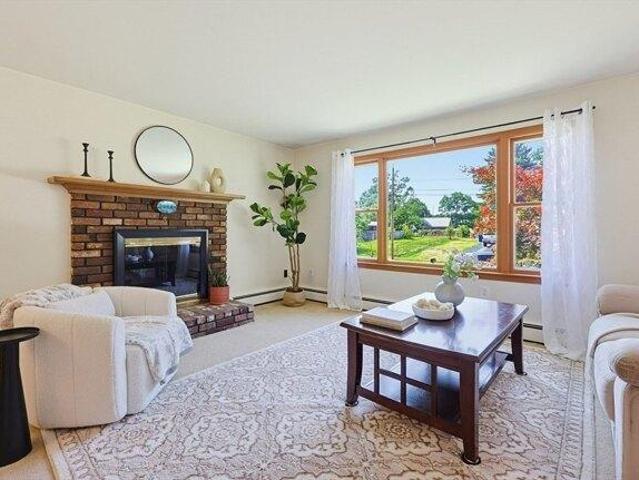 house with 4 bedroom, Attleboro MA ES103965709