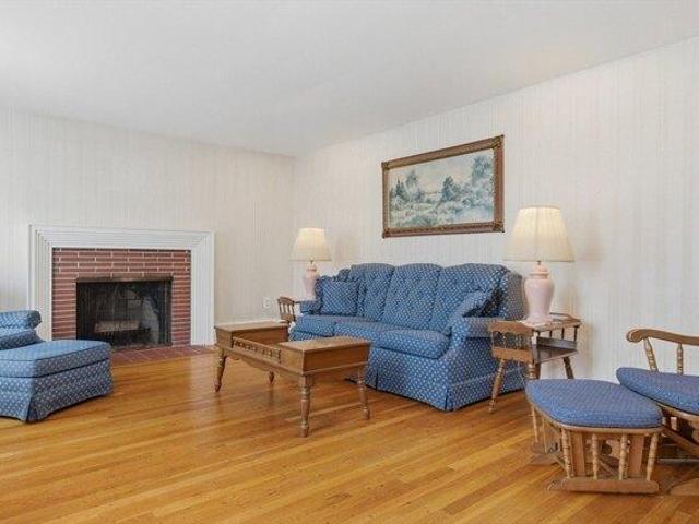 house with 4 bedroom, Attleboro MA ES103159754