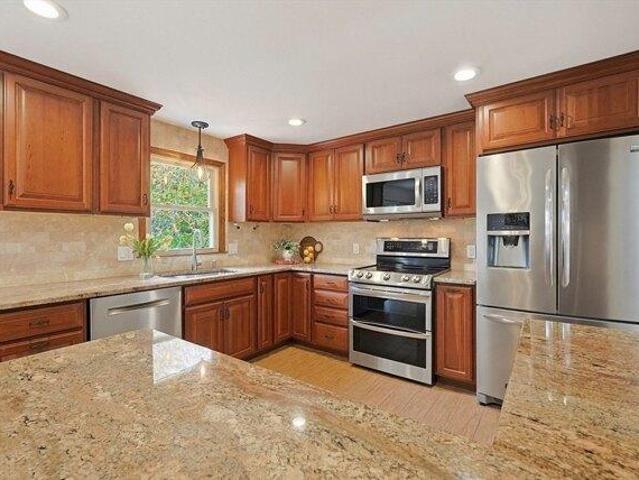 house with 4 bedroom, Attleboro MA ES103161700