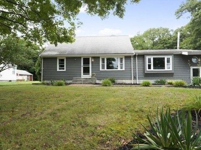 house with 4 bedroom, Attleboro MA ES105172363