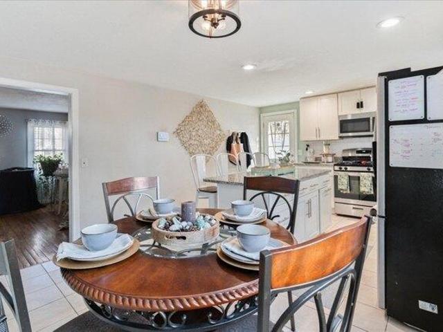 house with 4 bedroom, Attleboro MA ES105207273