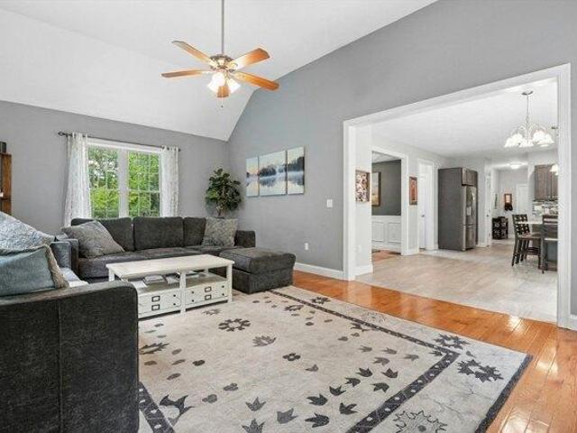 house with 4 bedroom, Auburn MA ES105192862