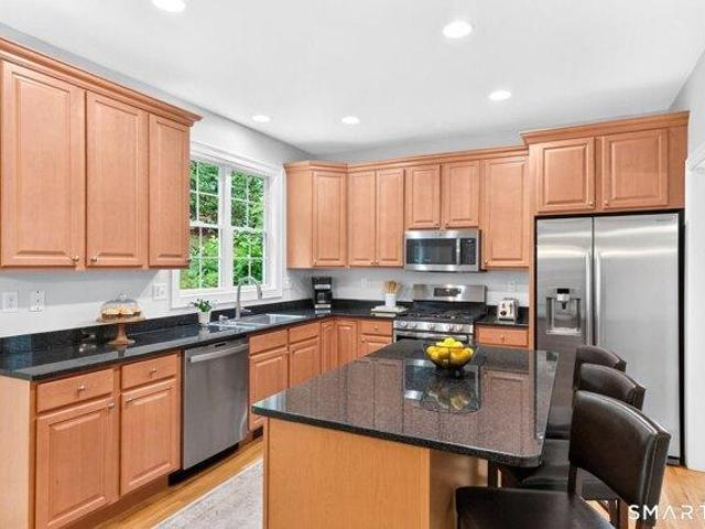 house with 4 bedroom, Avon CT ES105159154