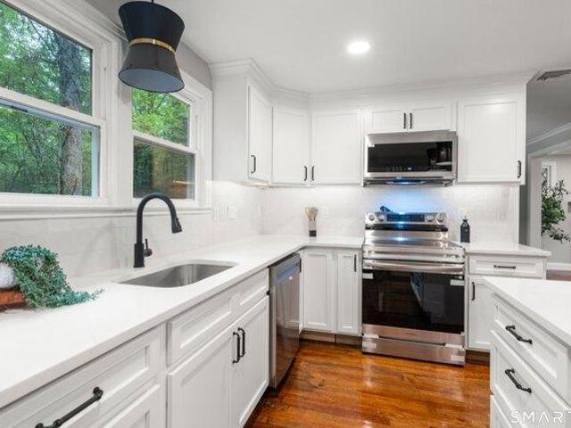 house with 4 bedroom, Avon CT ES105175134