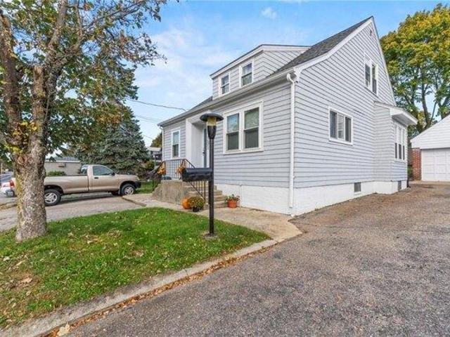 house with 4 bedroom, Barrington RI DS102584768