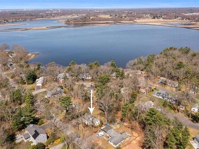 house with 4 bedroom, Barrington RI DS102709268