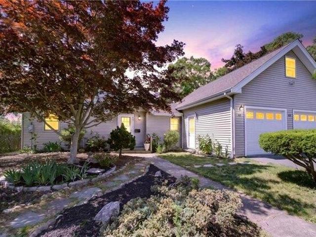 house with 4 bedroom, Barrington RI ES104811837