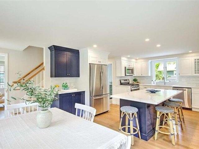 house with 4 bedroom, Barrington RI ES105117600