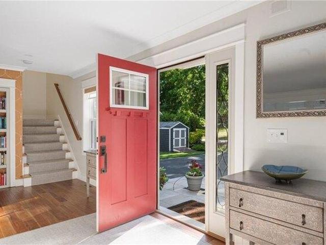 house with 4 bedroom, Barrington RI ES105202354