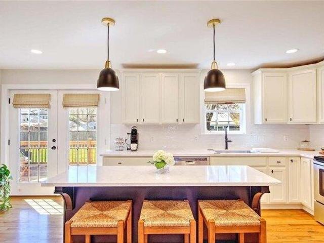 house with 4 bedroom, Barrington RI ES103435706