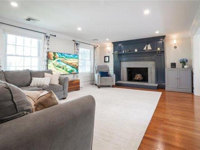 house with 4 bedroom, Barrington RI ES103431318