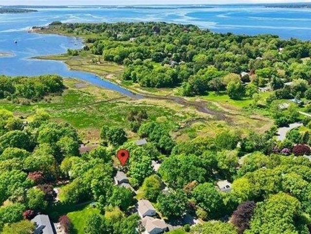 house with 4 bedroom, Barrington RI ES103433473
