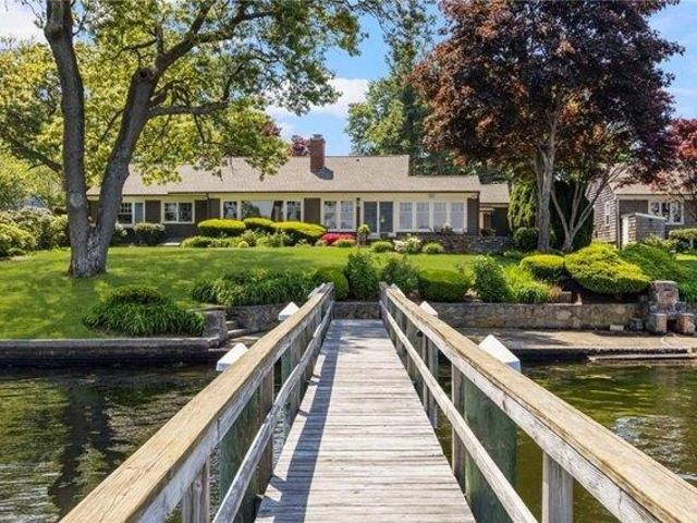 house with 4 bedroom, Barrington RI ES103495777