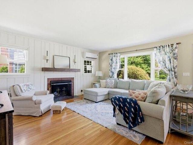 house with 4 bedroom, Bay Shore NY ES104921711