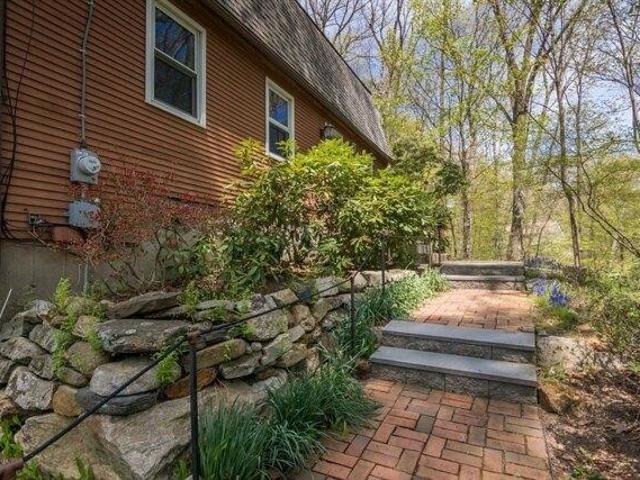 house with 4 bedroom, Belchertown MA DS102372442