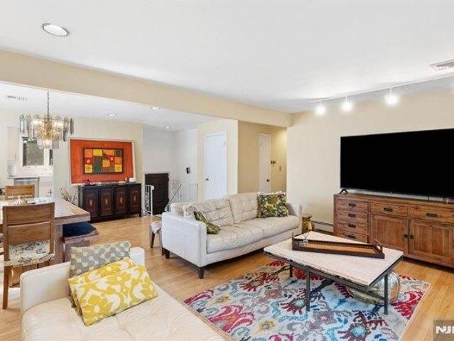 house with 4 bedroom, Bloomfield NJ DLS102218237