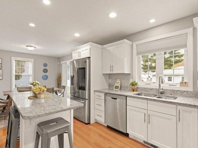 house with 4 bedroom, Brockton MA ES103098479