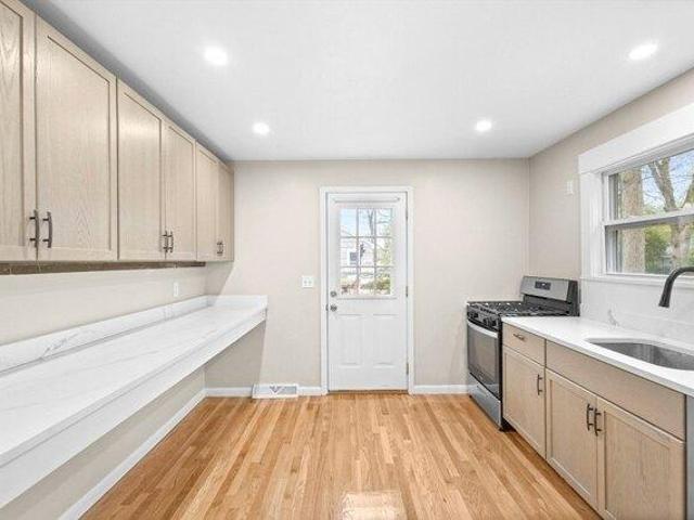 house with 4 bedroom, Brockton MA ES103124744