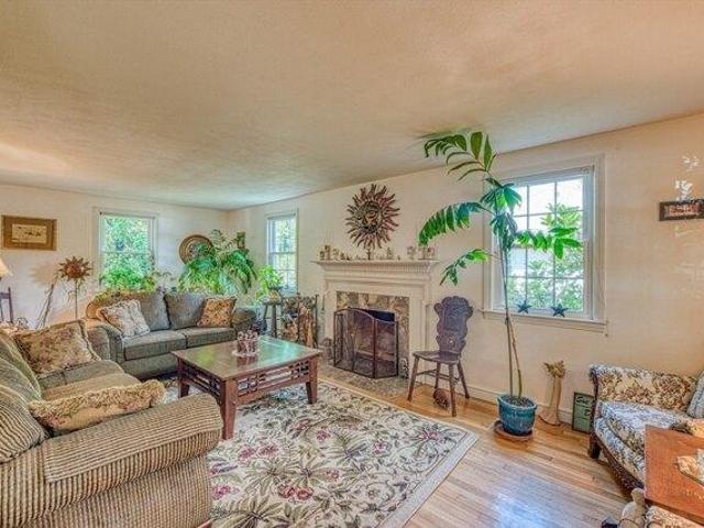 house with 4 bedroom, Brockton MA ES104790972