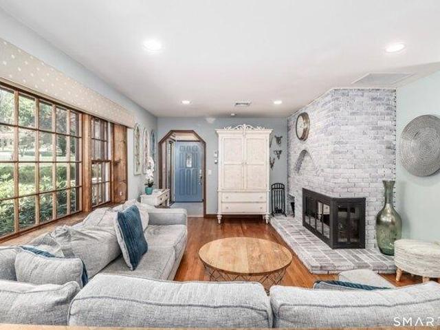 house with 4 bedroom, Brookfield CT ES104232484