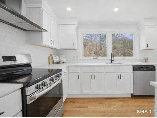 house with 4 bedroom, Canton CT ES104407914