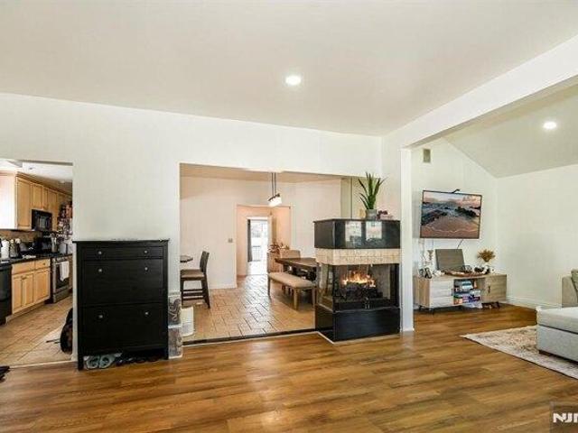 house with 4 bedroom, Carlstadt NJ ES104650558