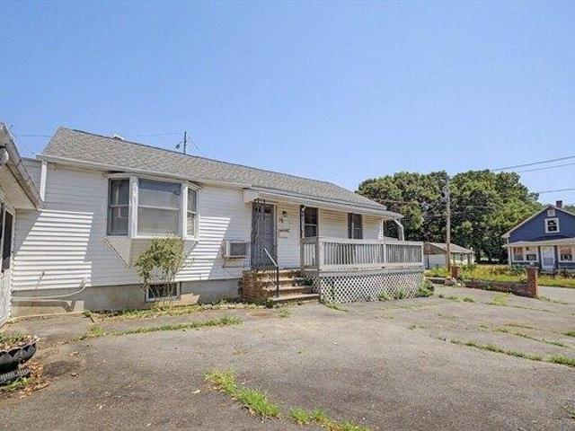 house with 4 bedroom, Chicopee MA ES103887549