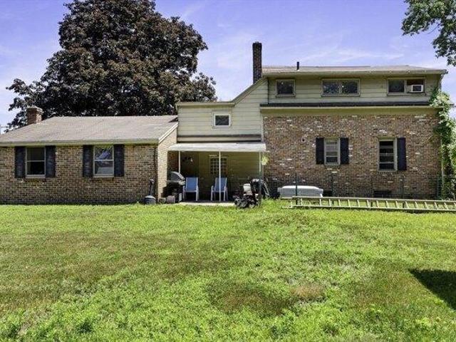 house with 4 bedroom, Chicopee MA ES104332449
