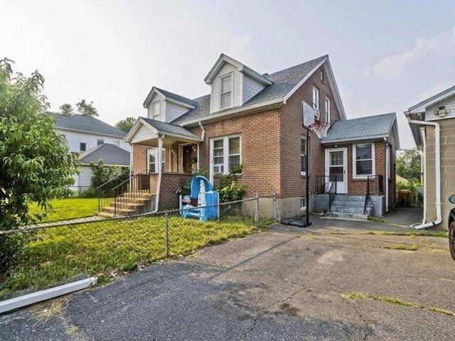 house with 4 bedroom, Chicopee MA ES105158190