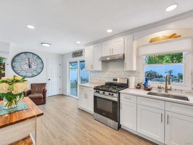 house with 4 bedroom, Commack NY DS103621659