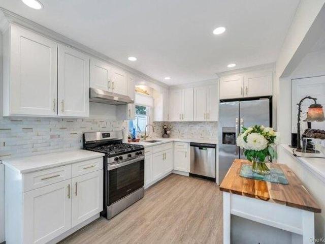 house with 4 bedroom, Commack NY ES103621659