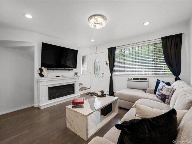 house with 4 bedroom, College Point NY ES104904470