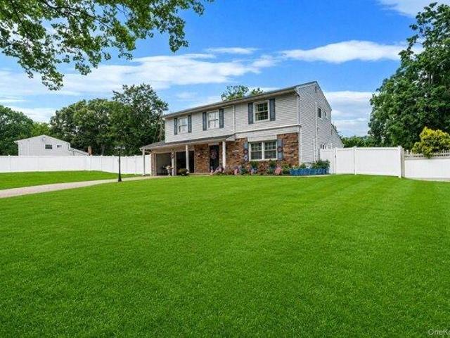 house with 4 bedroom, Coram NY ES103601613