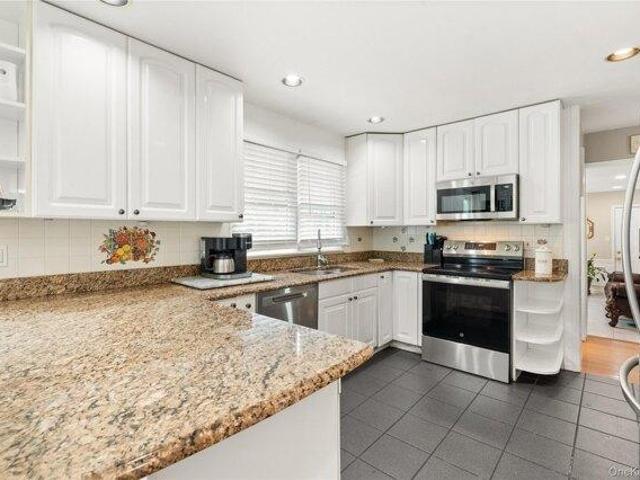 house with 4 bedroom, Coram NY ES103625039