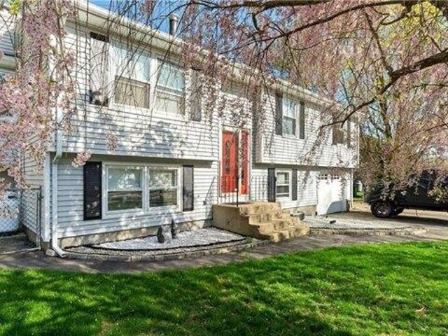 house with 4 bedroom, Coventry RI ES104009176