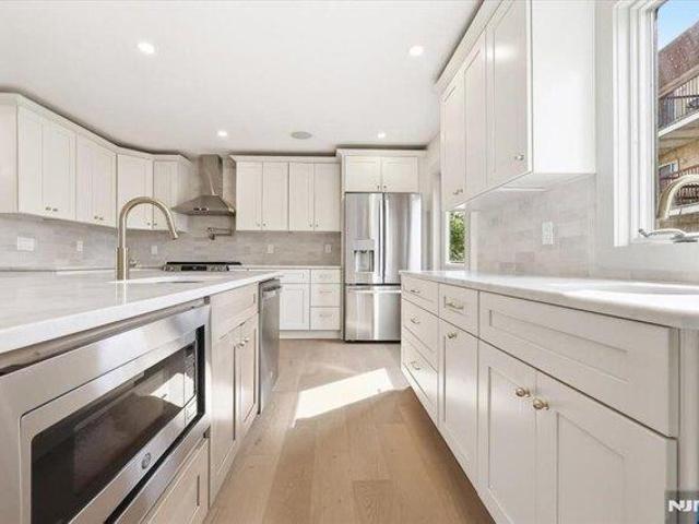 house with 4 bedroom, Cliffside Park NJ ES104149854