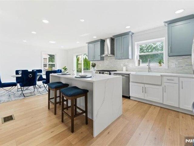 house with 4 bedroom, Clifton NJ ES104604238
